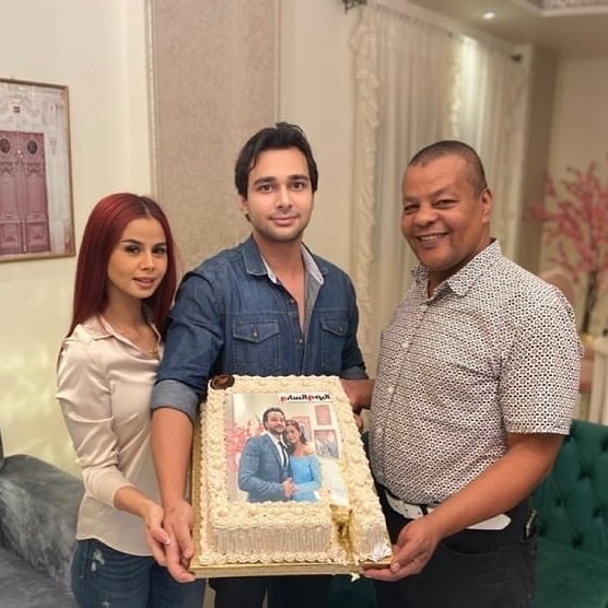 منة عرفة زوجة ثالثة وزوجها أب 3 بنات حلوة